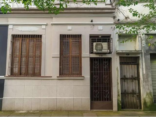 Casa / Sobrado para Venda em Porto Alegre/RS Menino Deus 2 Quartos