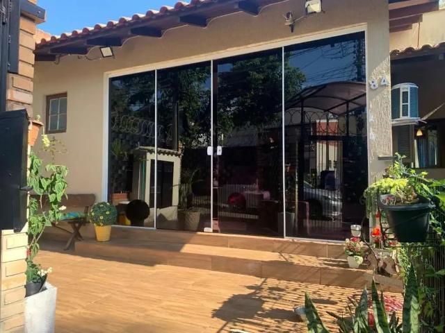 Casa / Sobrado para Venda em Porto Alegre/RS Medianeira 4 Quartos