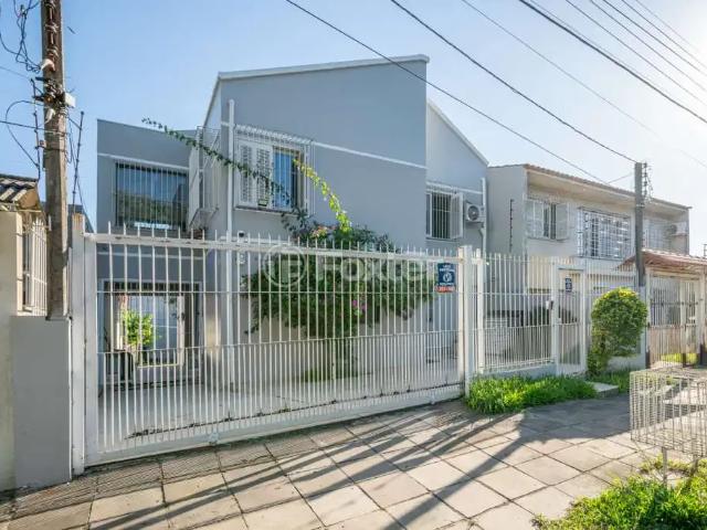 Casa / Sobrado para Venda em Porto Alegre/RS Nonoai 3 Quartos