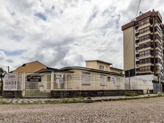 Casa / Sobrado para Venda em Porto Alegre/RS Passo da Areia 4 Quartos