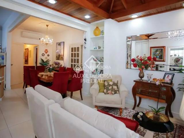 Casa / Sobrado para Venda em Porto Alegre/RS Passo da Areia 4 Quartos