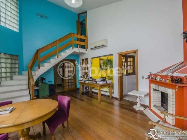 Casa / Sobrado para Venda em Porto Alegre/RS Passo da Areia 4 Quartos