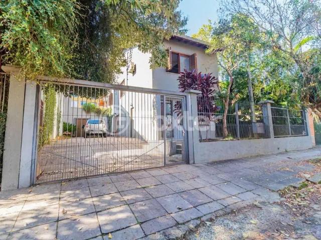 Casa / Sobrado para Venda em Porto Alegre/RS Passo da Areia 3 Quartos