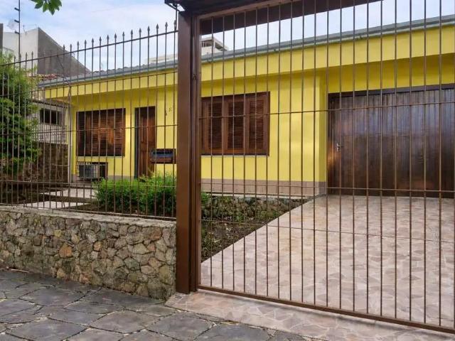 Casa / Sobrado para Venda em Porto Alegre/RS Passo da Areia 3 Quartos