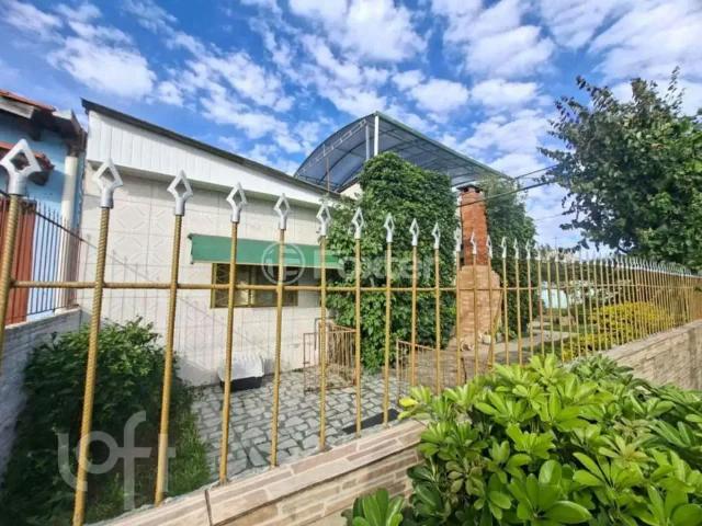 Casa / Sobrado para Venda em Porto Alegre/RS Restinga 4 Quartos