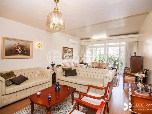 Casa / Sobrado para Venda em Porto Alegre/RS Rio Branco 4 Quartos