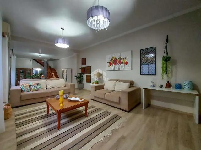Casa / Sobrado para Venda em Porto Alegre/RS São João 5 Quartos