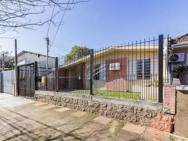 Casa / Sobrado para Venda em Porto Alegre/RS Santa Maria Goretti 3 Quartos
