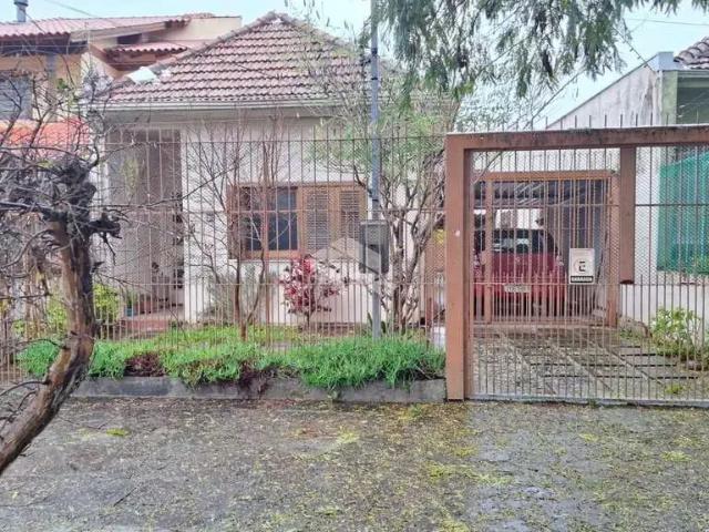 Casa / Sobrado para Venda em Porto Alegre/RS Santana 2 Quartos
