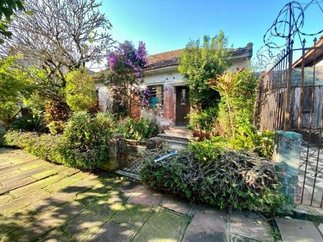 Casa / Sobrado para Venda em Porto Alegre/RS Santana 6 Quartos