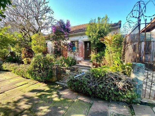 Casa / Sobrado para Venda em Porto Alegre/RS Santana 6 Quartos