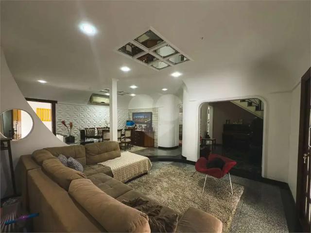 Casa / Sobrado para Venda em Praia Grande/SP Canto do Forte 4 Quartos