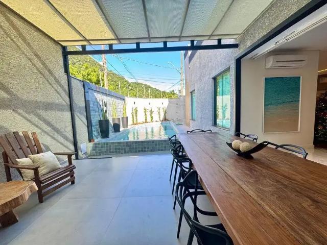 Casa / Sobrado para Venda em Praia Grande/SP Canto do Forte 4 Quartos