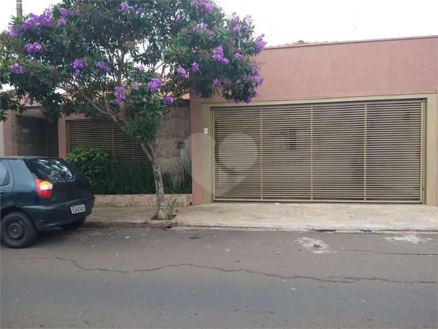 Casa / Sobrado para Venda em São Carlos/SP Chácara São João 3 Quartos