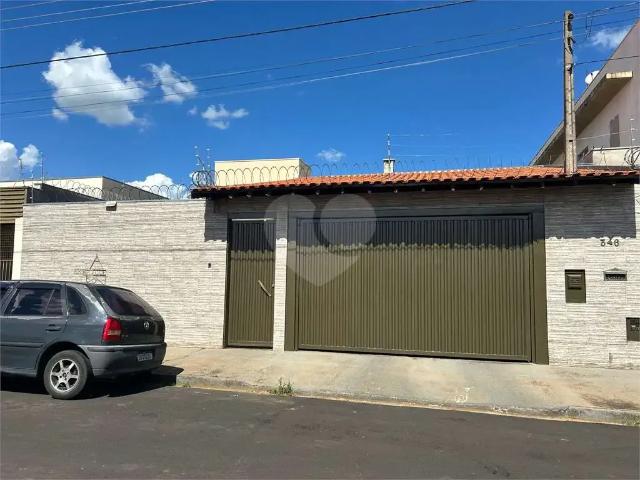 Casa / Sobrado para Venda em São Carlos/SP Jardim de Cresci 3 Quartos