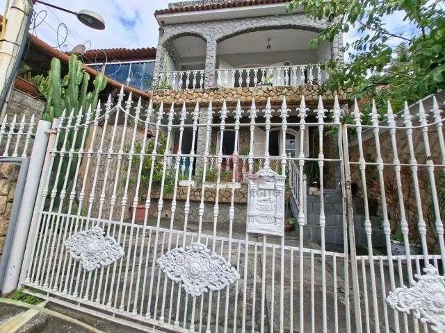 Casa / Sobrado para Venda em São Gonçalo/RJ Colubande 3 Quartos