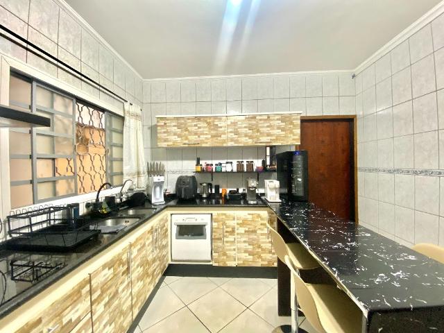 Casa / Sobrado para Venda em São José dos Campos/SP Jardim Portugal 4 Quartos