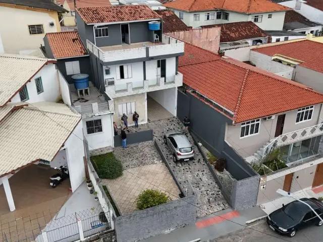 Casa / Sobrado para Venda em São José/SC Barreiros 6 Quartos