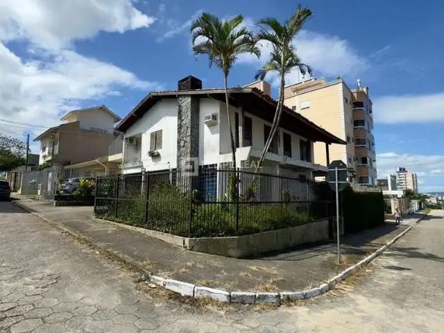 Casa / Sobrado para Venda em São José/SC Ipiranga 5 Quartos