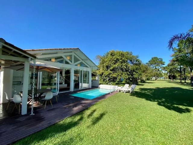 Casa / Sobrado para Venda em São Sebastião/SP Guaecá 4 Quartos