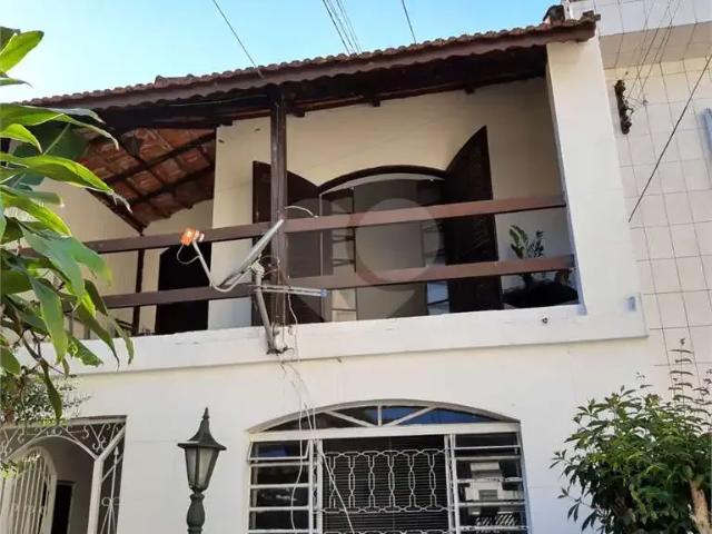 Casa / Sobrado para Venda em São Vicente/SP Centro 3 Quartos