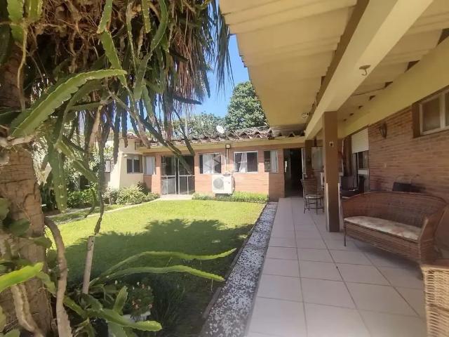 Casa / Sobrado para Venda em Santa Maria/RS Camobi 4 Quartos