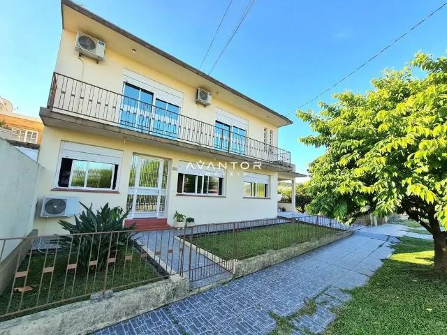Casa / Sobrado para Venda em Santa Maria/RS Tomazetti 4 Quartos