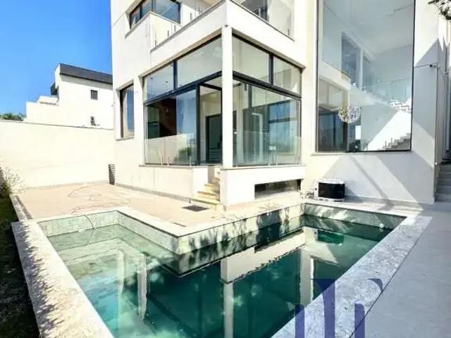 Casa / Sobrado para Venda em Santana de Parnaíba/SP Alphaville 4 Quartos