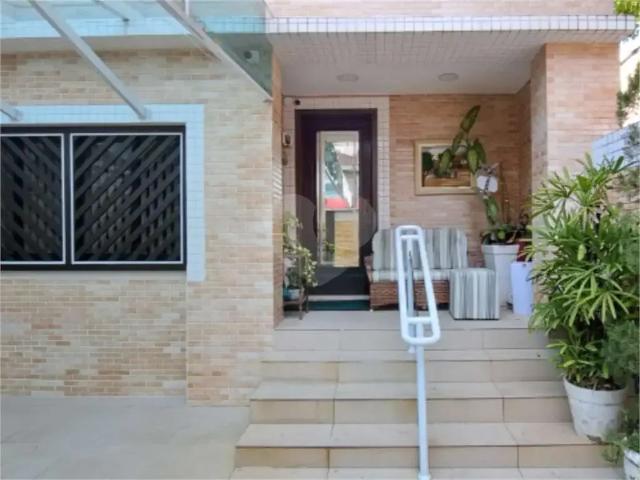 Casa / Sobrado para Venda em Santos/SP Gonzaga 4 Quartos