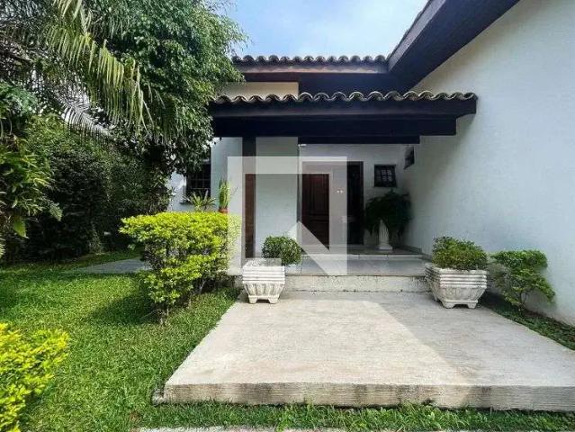 Casa / Sobrado para Locação em Cotia/SP Parque São George 6 Quartos