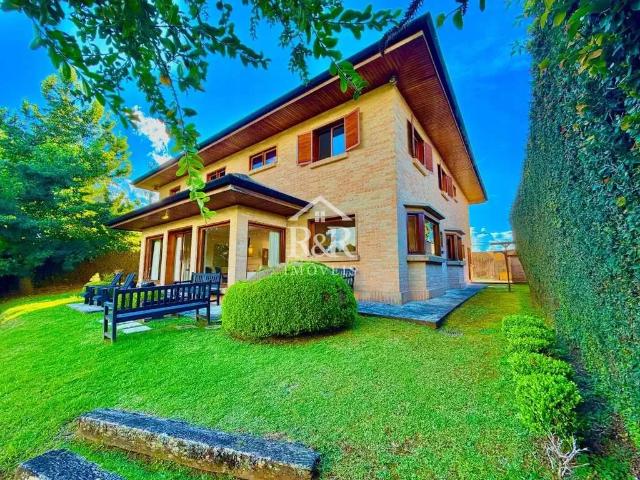 Casa / Sobrado para Locação em Campos do Jordão/SP Vila Everest 4 Quartos