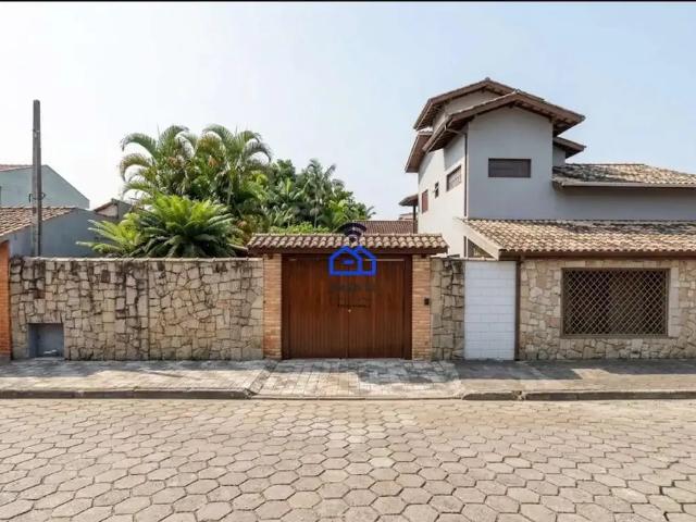 Casa / Sobrado para Locação em Caraguatatuba/SP Centro 5 Quartos