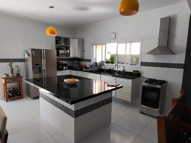 Casa / Sobrado para Locação em Caraguatatuba/SP Indaiá 3 Quartos