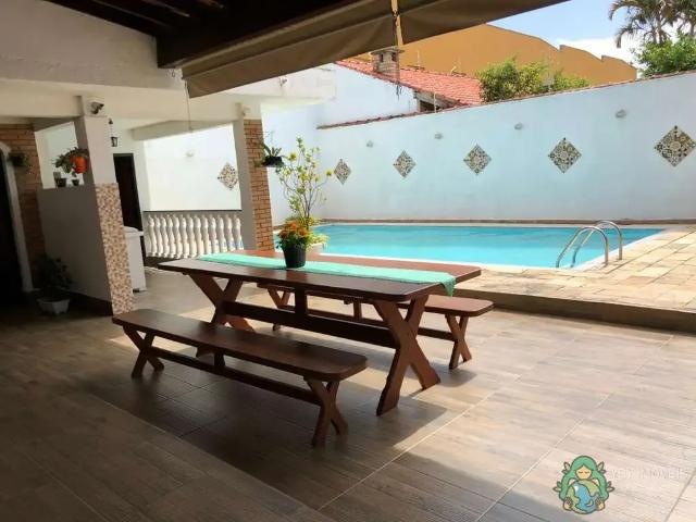 Casa / Sobrado para Locação em Caraguatatuba/SP Jardim Britânia 4 Quartos