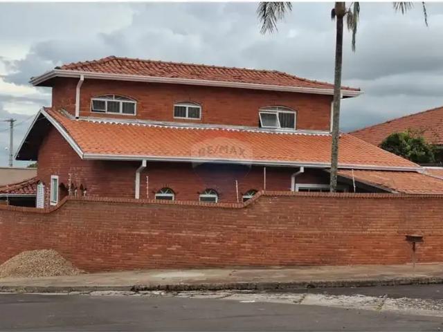 Casa / Sobrado para Locação em Botucatu/SP Jardim Paraíso 4 Quartos