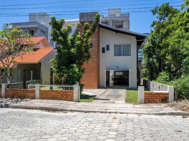 Casa / Sobrado para Locação em Bombinhas/SC Canto Grande 3 Quartos
