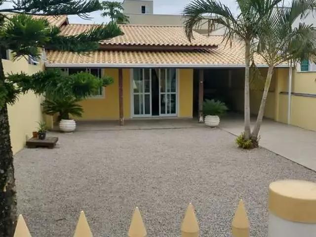 Casa / Sobrado para Locação em Bombinhas/SC Canto Grande 3 Quartos