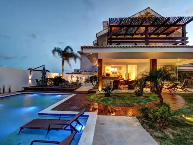 Casa / Sobrado para Locação em Bombinhas/SC Mariscal 4 Quartos