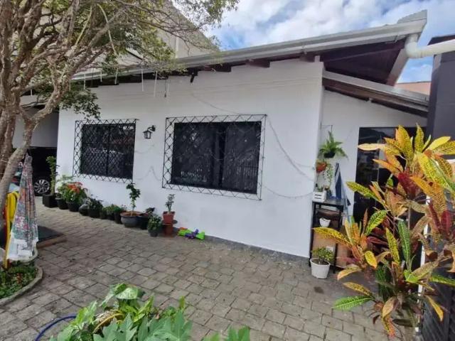 Casa / Sobrado para Locação em Balneário Camboriú/SC Estados 4 Quartos