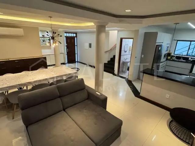 Casa / Sobrado para Locação em Balneário Camboriú/SC Pioneiros 4 Quartos