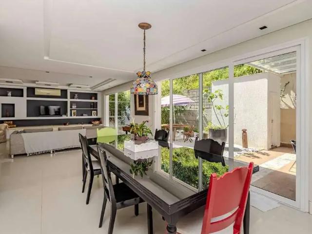 Casa / Sobrado para Locação em Balneário Camboriú/SC Praia dos Amores 5 Quartos
