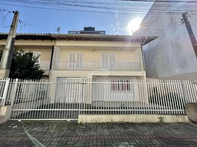 Casa / Sobrado para Locação em Balneário Piçarras/SC Centro 3 Quartos