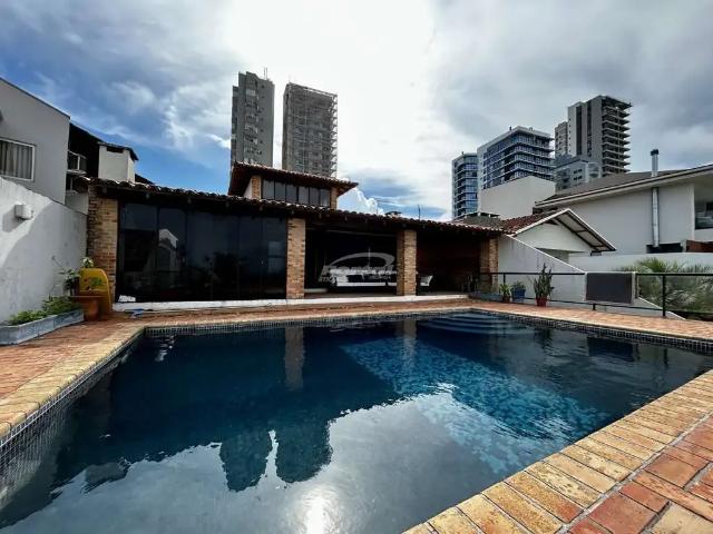 Casa / Sobrado para Locação em Balneário Piçarras/SC Centro 5 Quartos