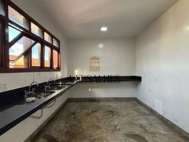 Casa / Sobrado para Locação em Belo Horizonte/MG Floresta 8 Quartos
