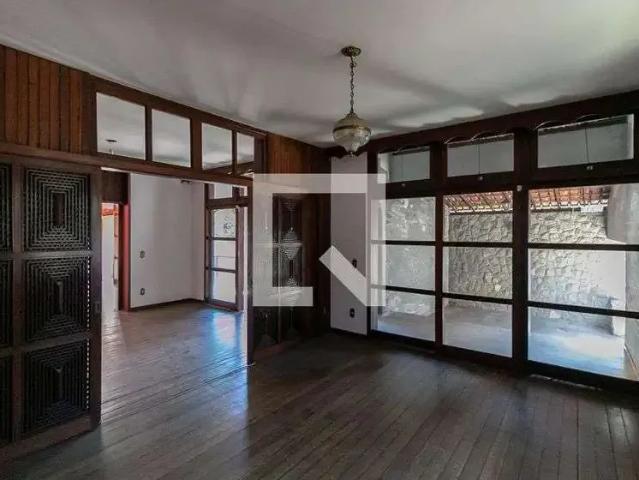 Casa / Sobrado para Locação em Belo Horizonte/MG São Luiz 5 Quartos