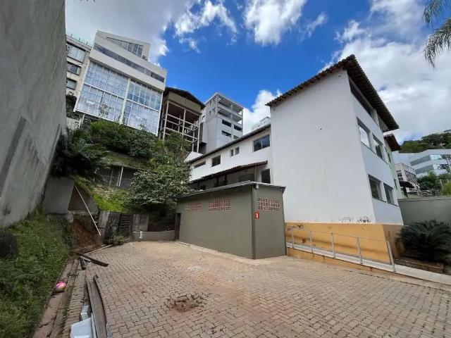 Casa / Sobrado para Locação em Belo Horizonte/MG Santa Lúcia 9 Quartos