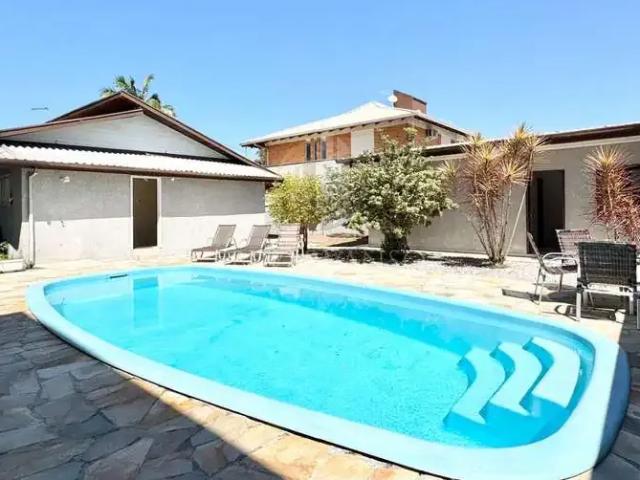 Casa / Sobrado para Locação em Guaratuba/PR Centro 6 Quartos