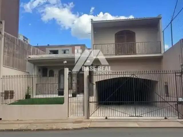 Casa / Sobrado para Locação em Guarapuava/PR Centro 6 Quartos