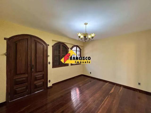 Casa / Sobrado para Locação em Divinópolis/MG Centro 5 Quartos