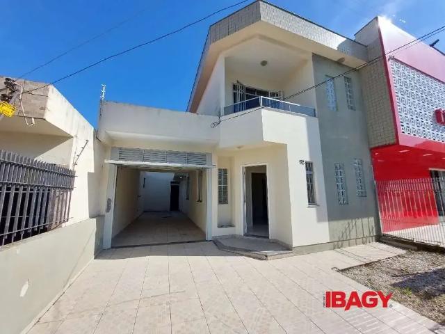 Casa / Sobrado para Locação em Florianópolis/SC Abraão 2 Quartos